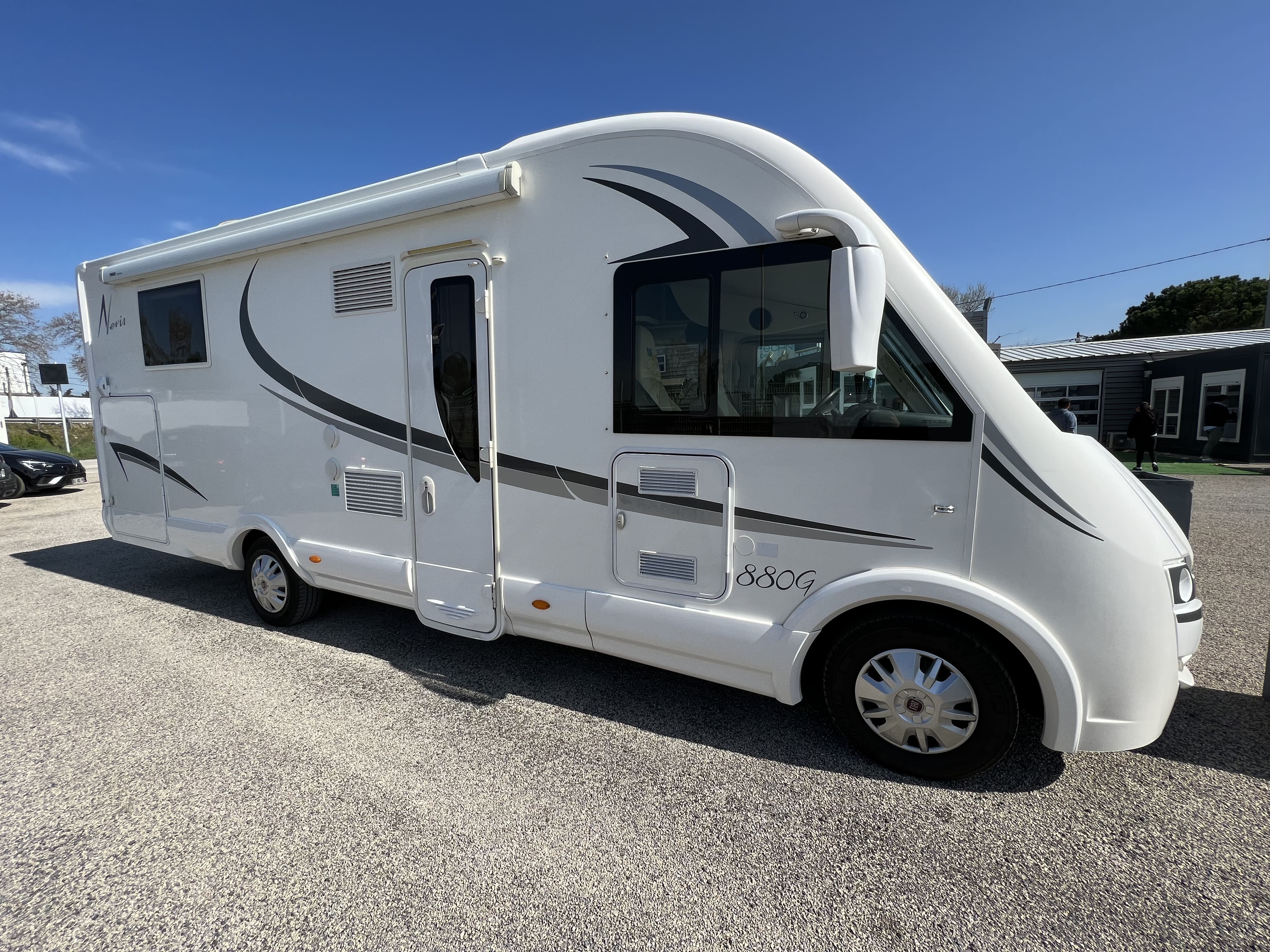 McLouis Intégral Nevis 880 G – Camping car ideal