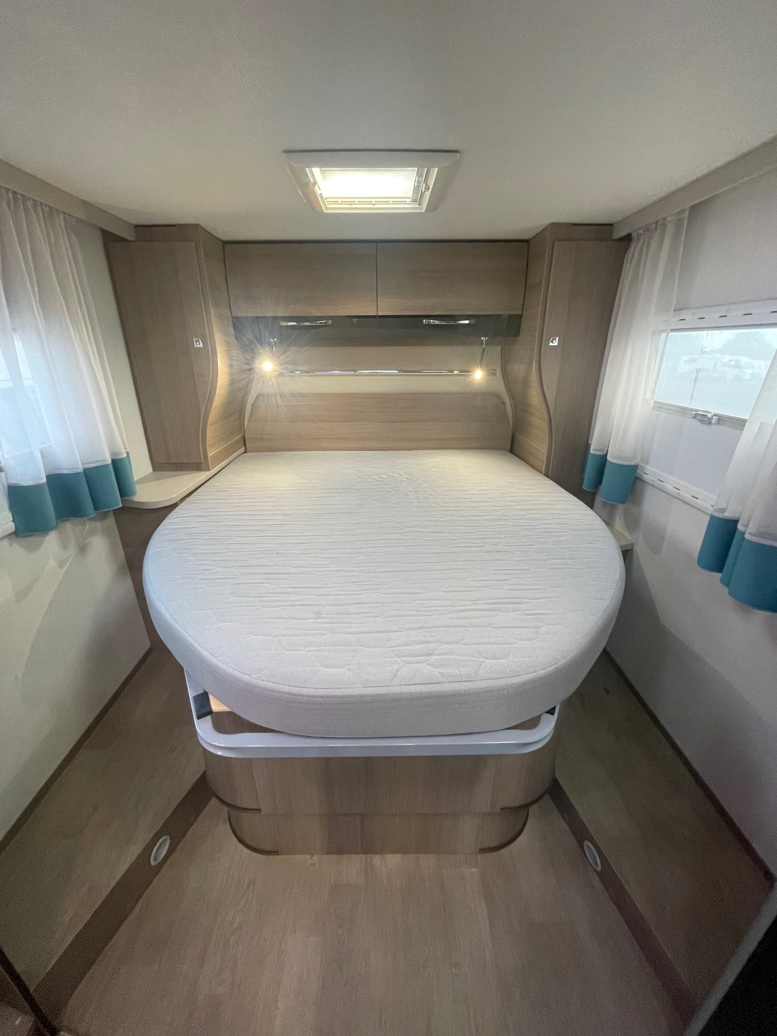 PROFILE CHAUSSON 718 XLB LIT CENTRAL+ LIT PAVILLON – Camping car ideal